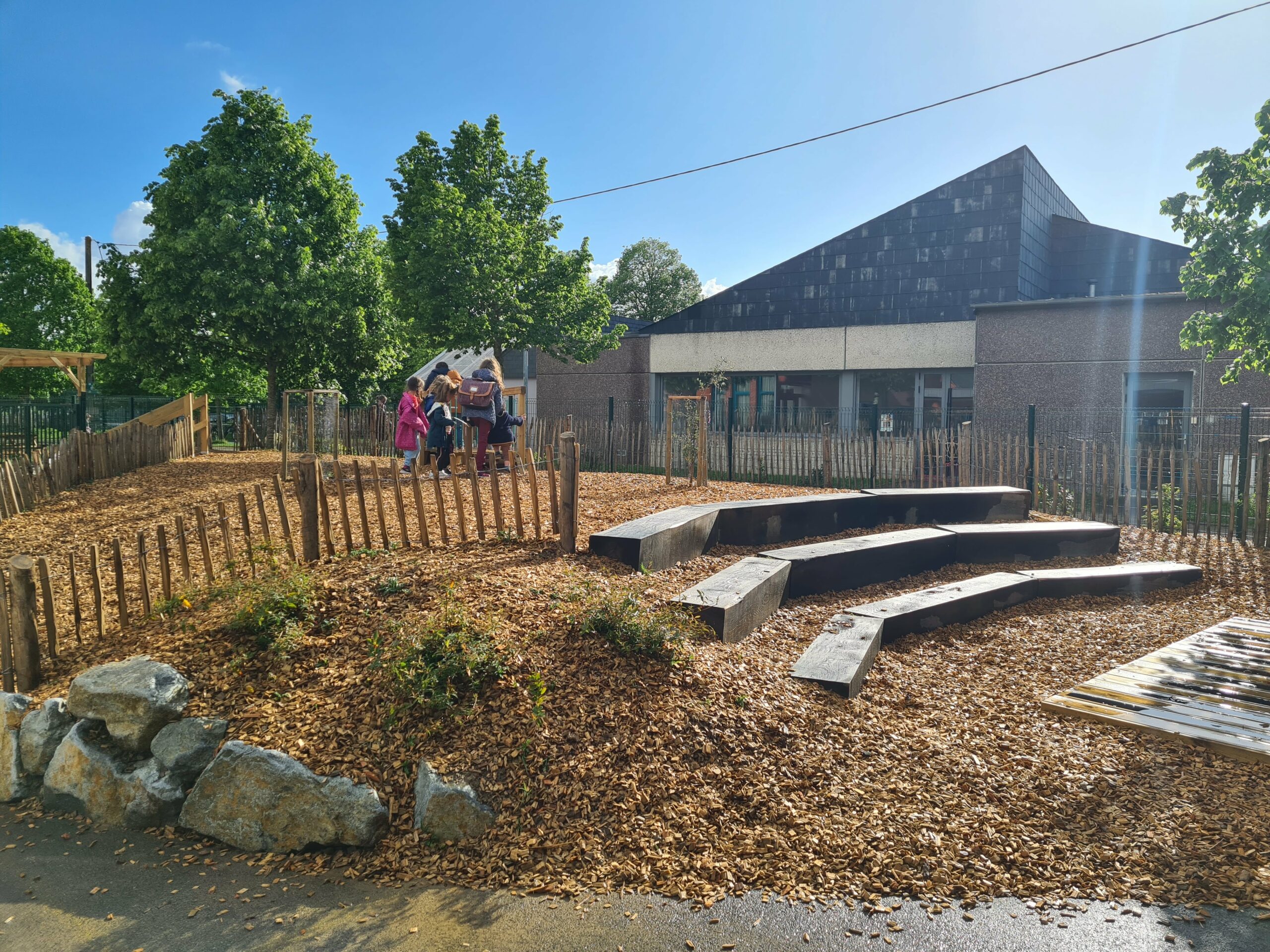 Une cour végétalisée par les services techniques à Laillé (35) – BRUDED